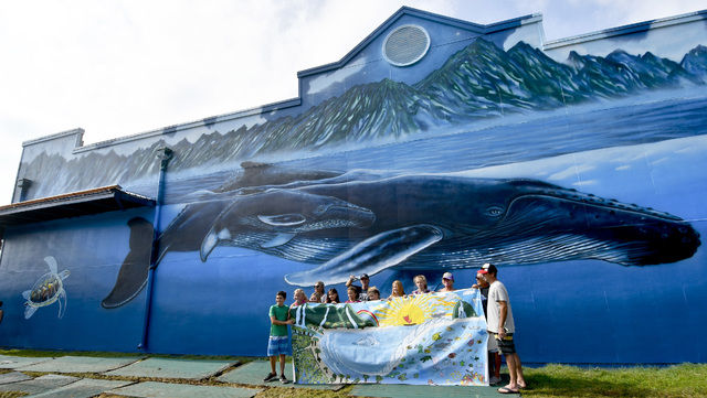 Wyland refreshes Waipouli whale wall - The Garden Island